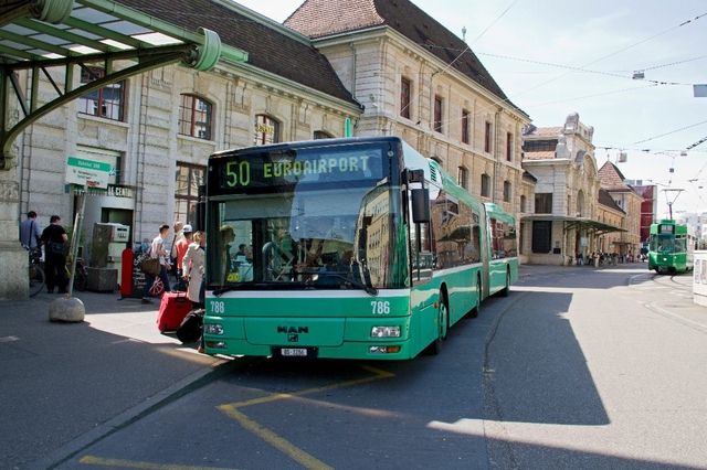 Bus zum EuroAirport fährt früher | Basler Zeitung