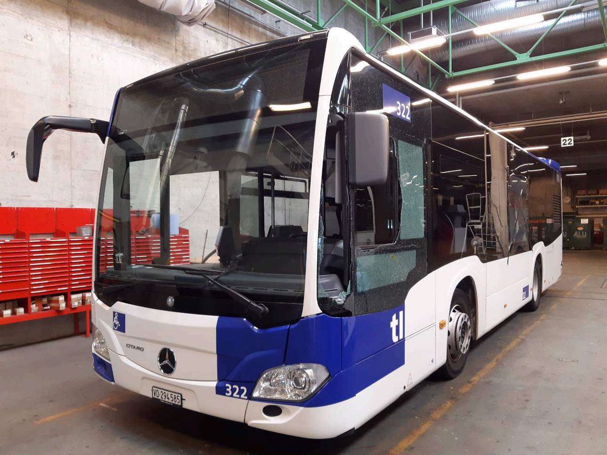 1er juillet à Lausanne: A côté du Flon, un bus TL a été caillassé par ...