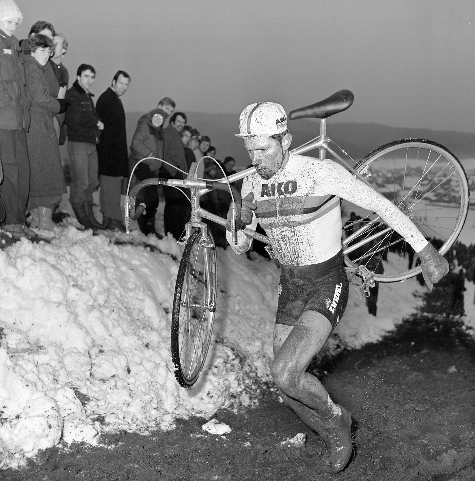 Radquer in Hittnau: Mit dem Velo auf dem Buckel durch den Schlamm | Der ...