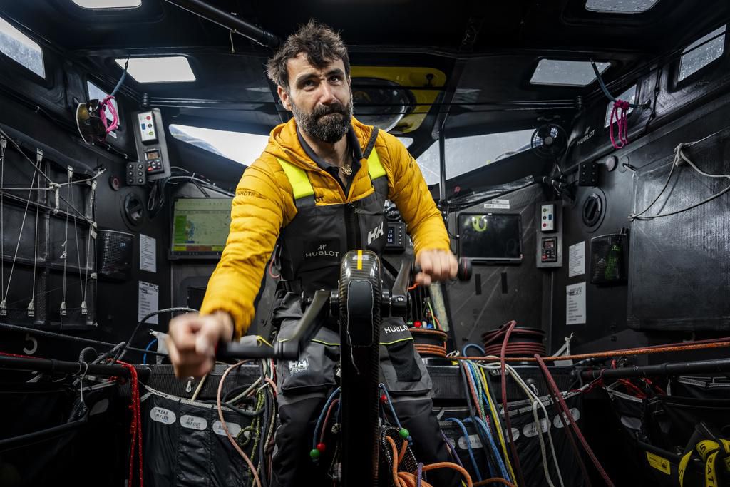 Vendée Globe: 29 heures en cale de moteur pour Alan Roura | 24 heures