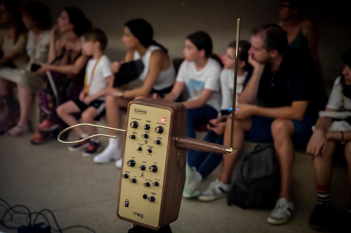 Fête de la musique: On s’essaie au thérémine, cet instrument de science ...