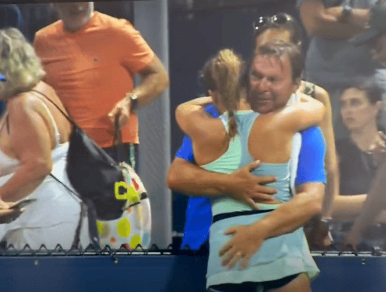 Main sur la fesse, bisou sur la bouche: Le père et le coach d’une ...