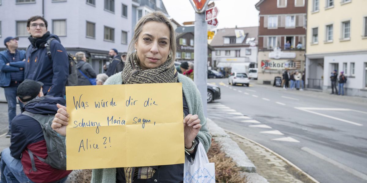 Demo Einsiedeln Alice Weidel: Rund 200 Menschen vor Ort | Tages-Anzeiger