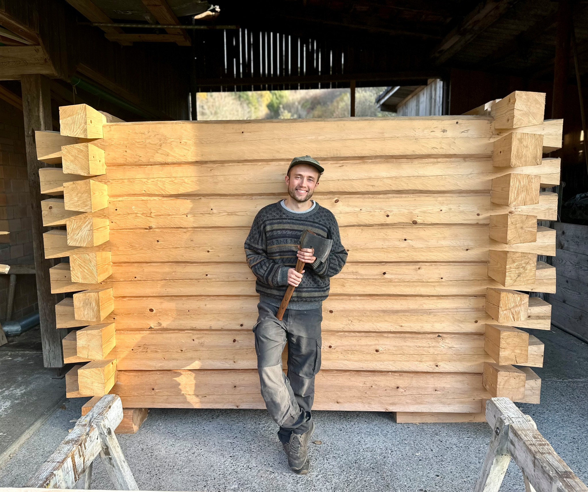 Steffisburg: Zimmermann Jonathan Wyss baut Blockhaus von Hand