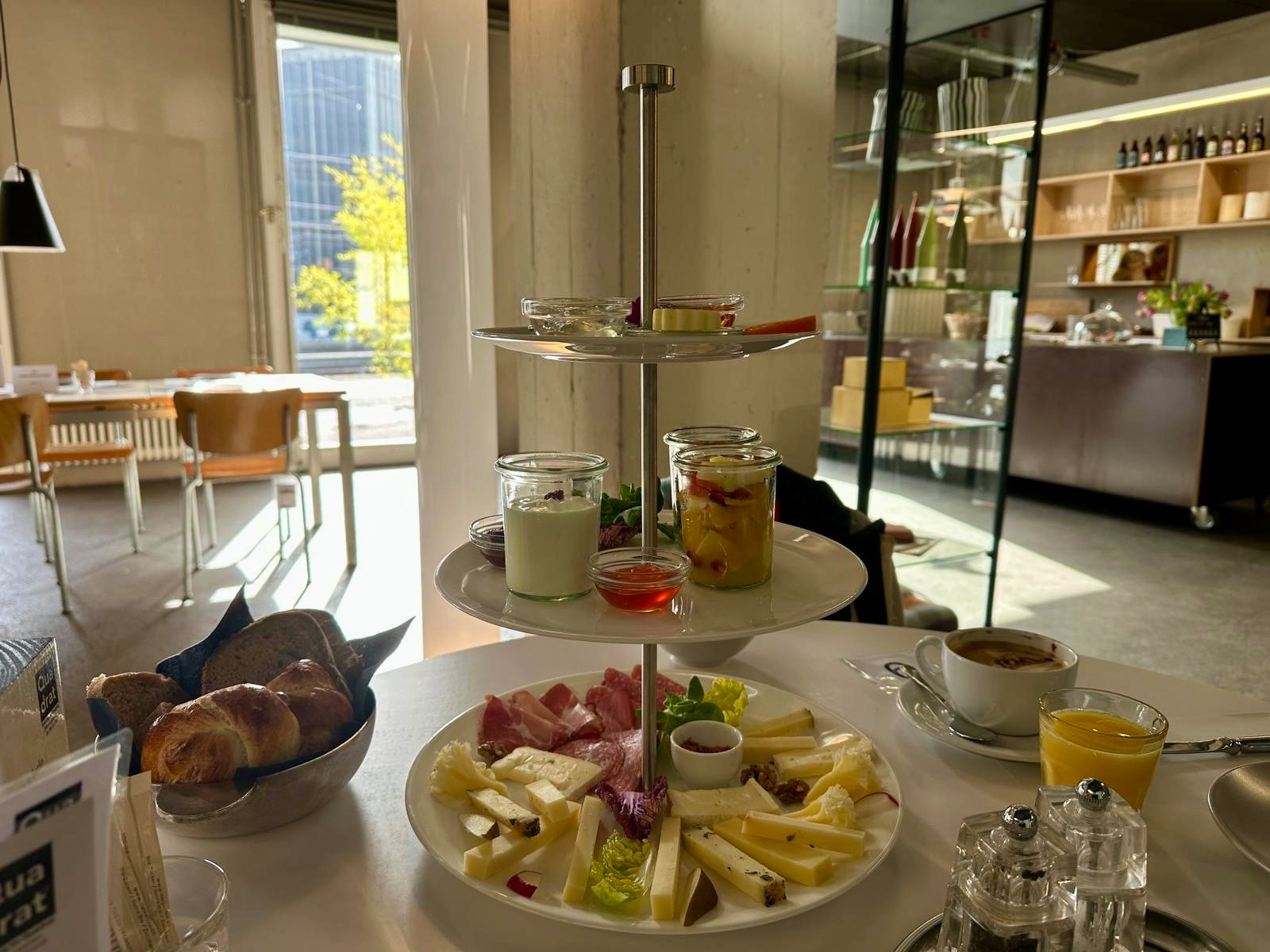 Zollikofen: Brunch im Möbelladen