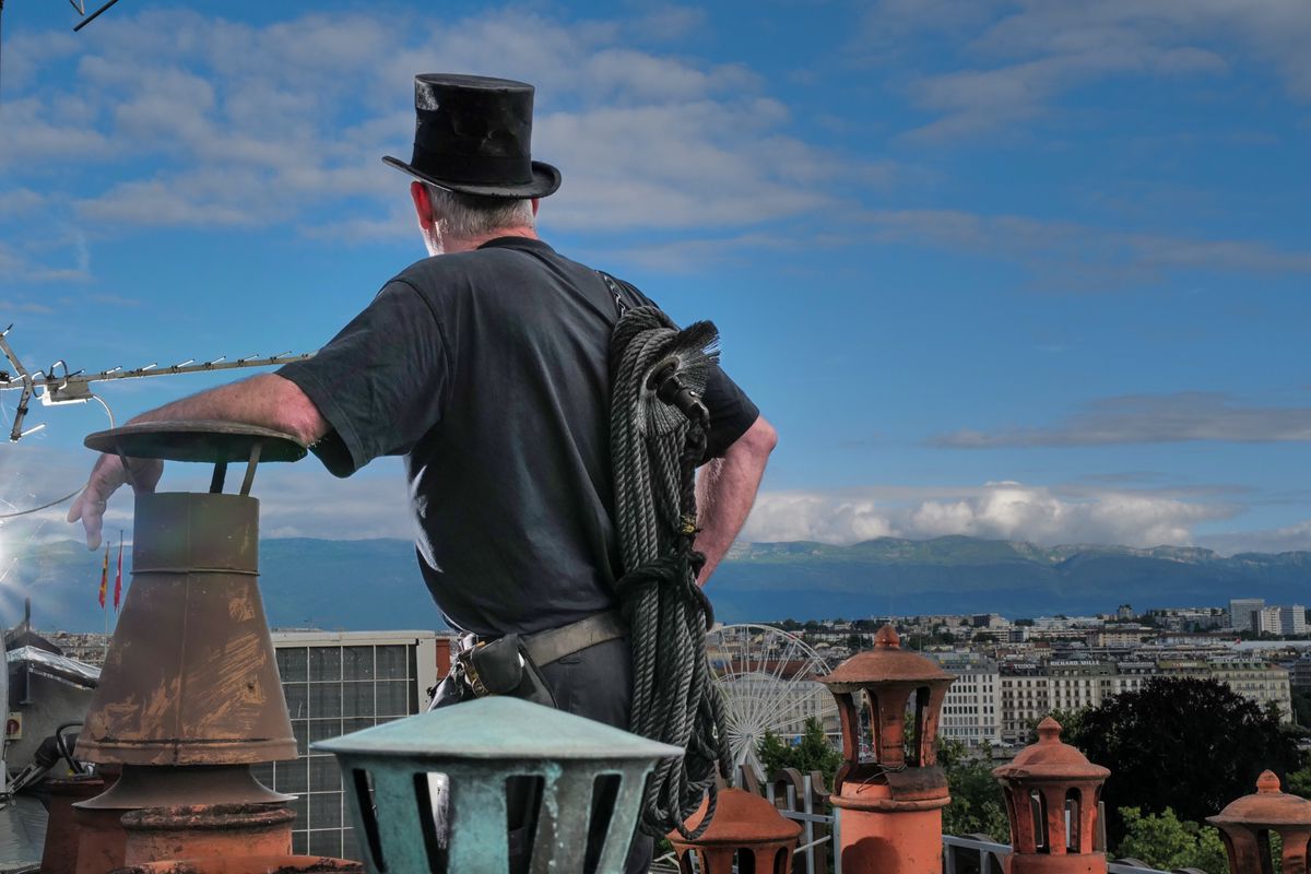 Ramoneur: l’homme en noir, chez lui sur les toits genevois | Tribune de ...