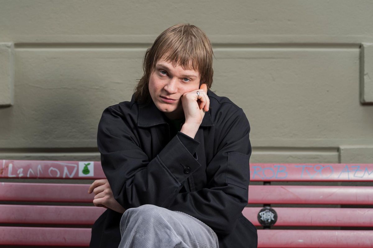 Vom Rapper zum Indie-Rocker: Er spielt jetzt Gitarre und trägt roten ...