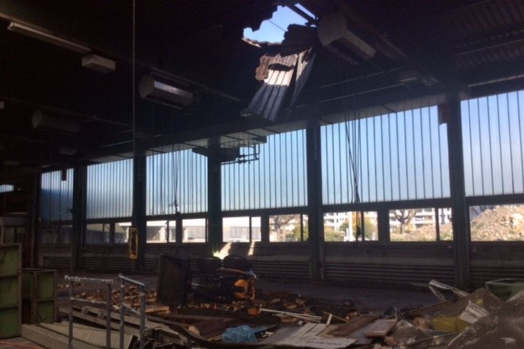 Bagger bricht durch Dach | Tages-Anzeiger