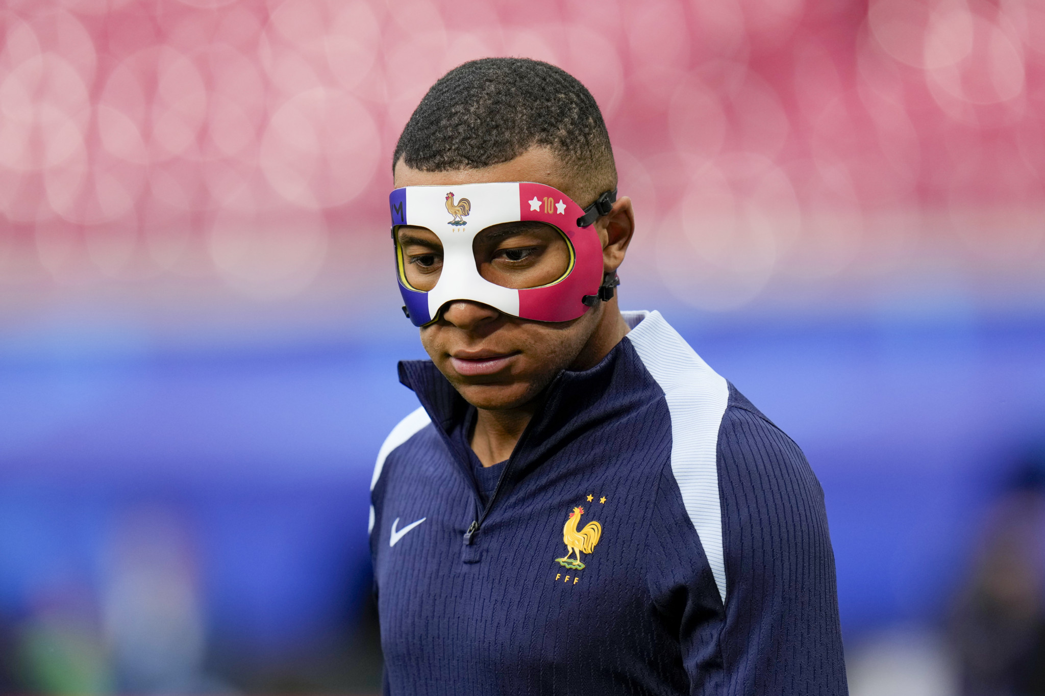 EM 2024: Kylian Mbappé trainiert mit Maske In Blau, Weiss und Rot ...