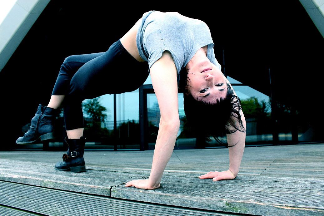 18. Gauklerfest in Interlaken: Ein lila Konfettiregen im Handstand ...