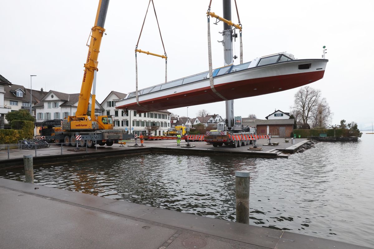 In Stäfa eingewassert: Endlich schwimmt das neue Limmatboot im Wasser ...