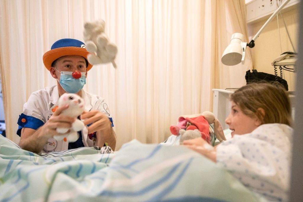 Le Dr Plume fait rêver ses jeunes patients sur le chemin du bloc opératoire
