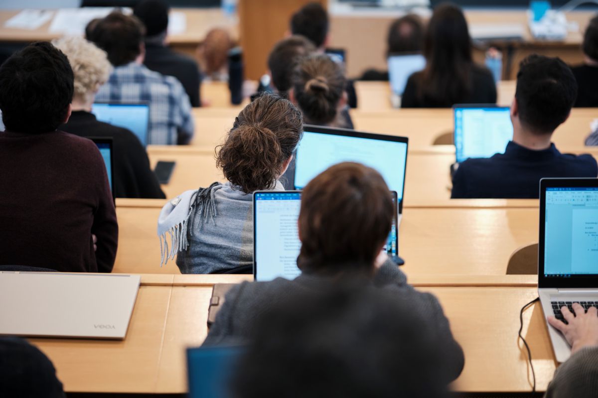 Zwist an der Uni Bern: Studis wollen Onlinevorlesungen – doch Dozierende sträuben sich | Der Bund