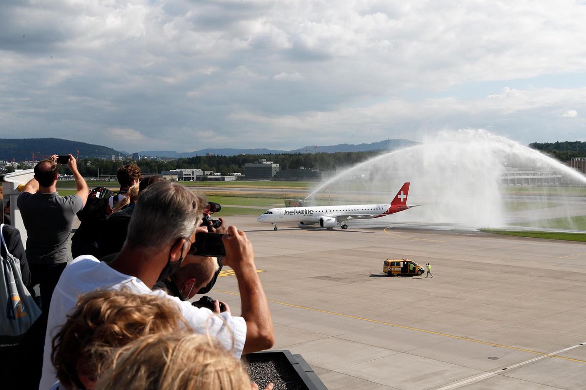 Embraer in Zürich - Der jüngste Helvetic-Jet landet am Flughafen ...
