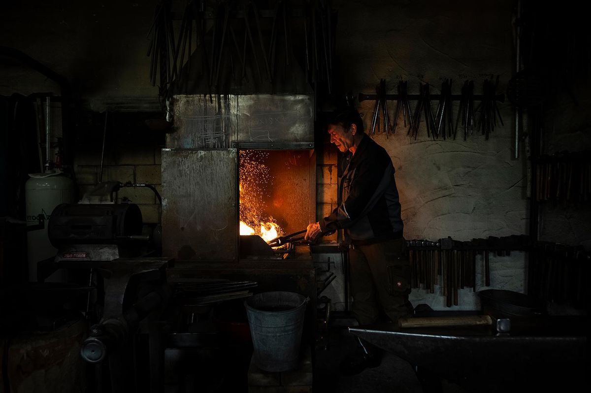 Jura bernois: Le forgeron de Notre-Dame fabriquera cent haches - Le Matin