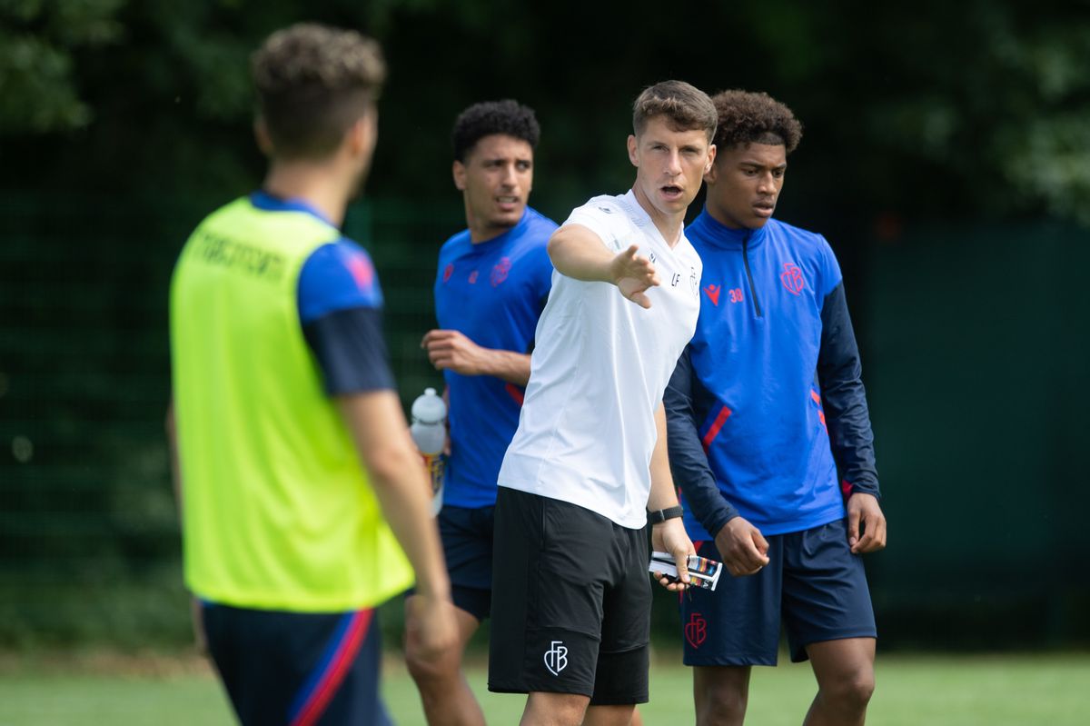 Bilder zum Trainingsstart: Der erste Arbeitstag von FCB-Trainer Timo ...