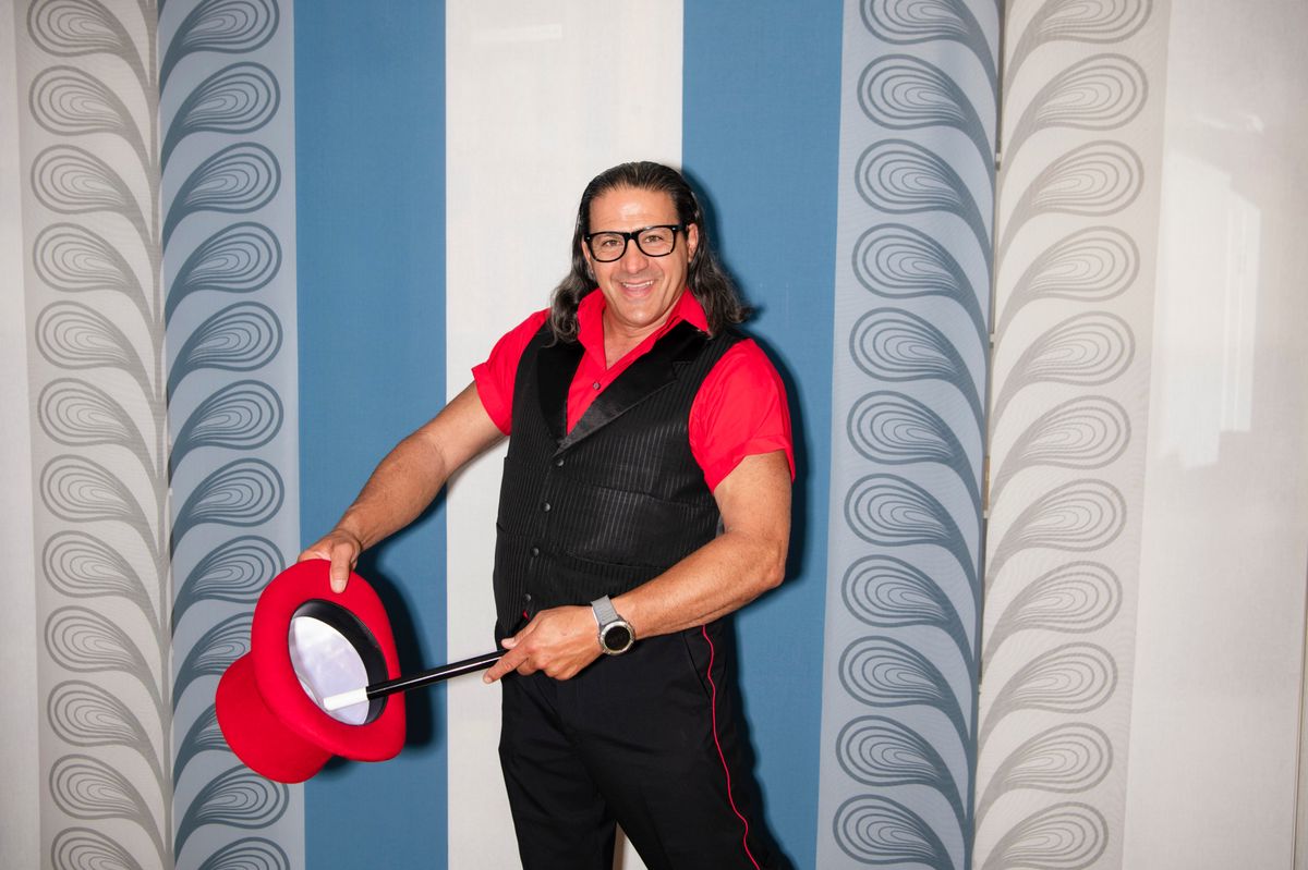 Menschen im Unterland: Rey Reloba aus Wallisellen ist Komiker, Zauberer ...