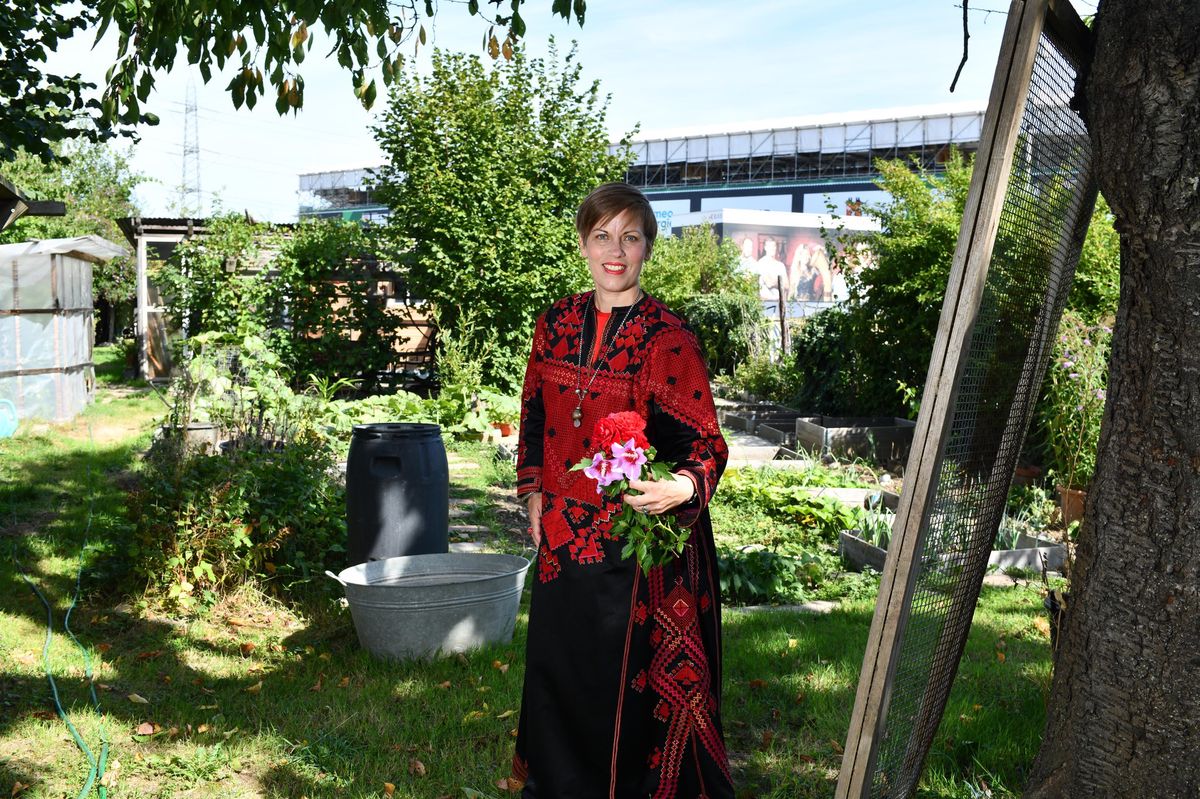 Esaf: Brauchtum verbindet: Diese Frau läuft in syrischer Tracht beim ...