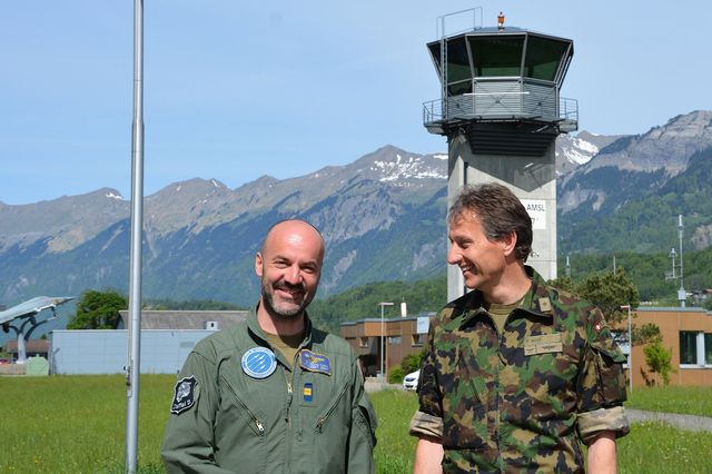 Kommandantenwechsel auf dem Flugplatz Meiringen | Berner Zeitung