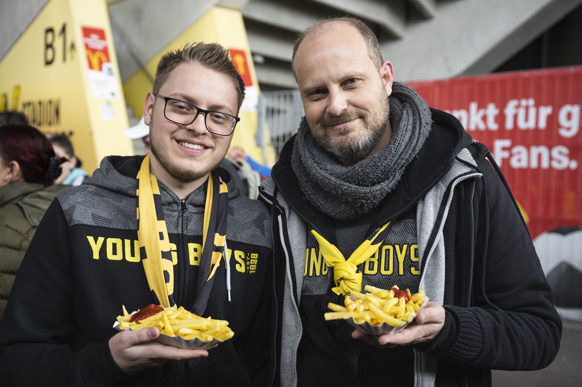 Hommage an die YB-Wurst: Die unübertroffene Meisterin am Essensstand ...