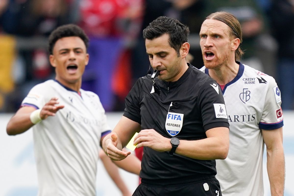 Football: Les arbitres doivent-ils s’entraîner au sifflet? - Le Matin