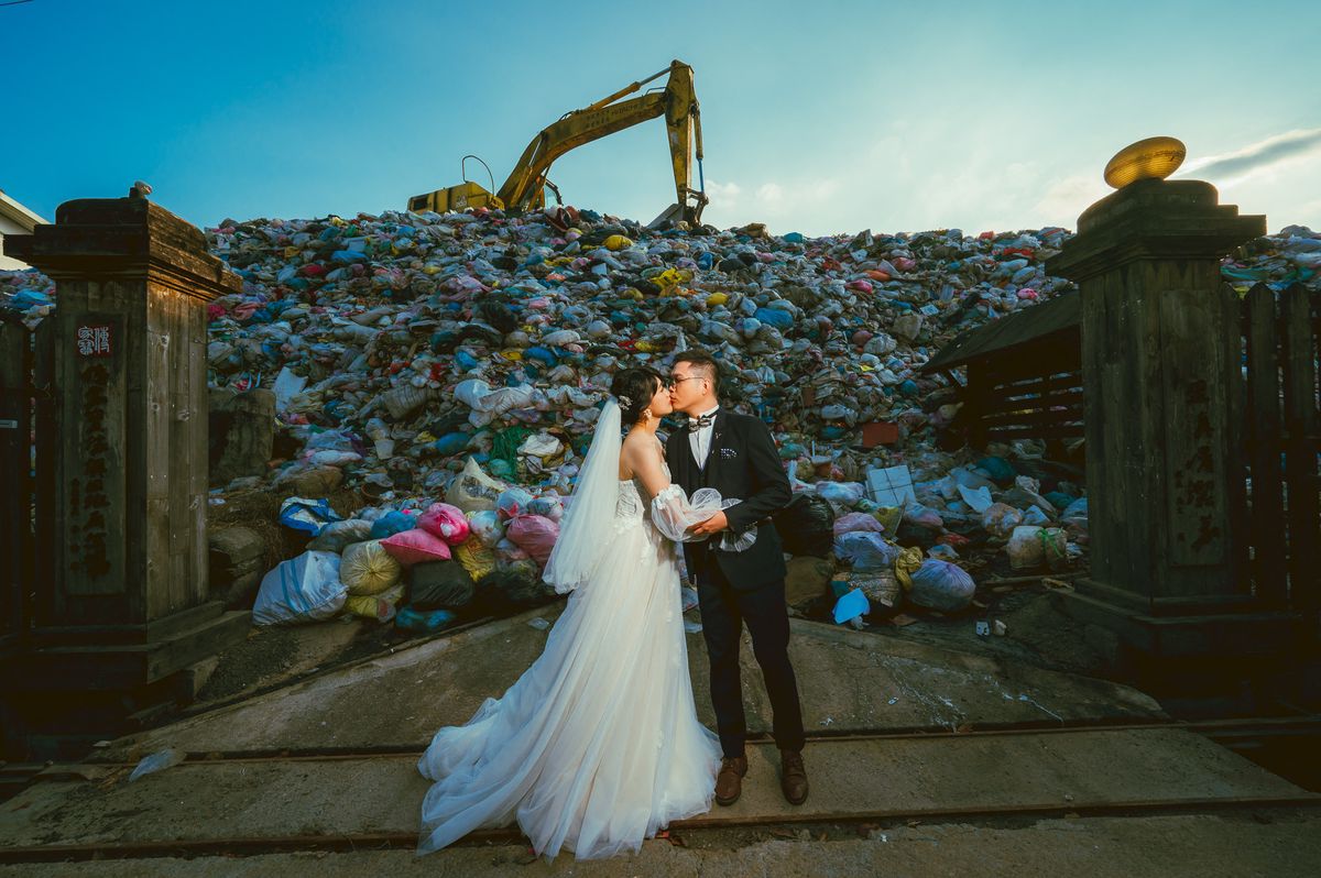 Green Wedding: Taiwanese couple's unconventional wedding photo in front ...