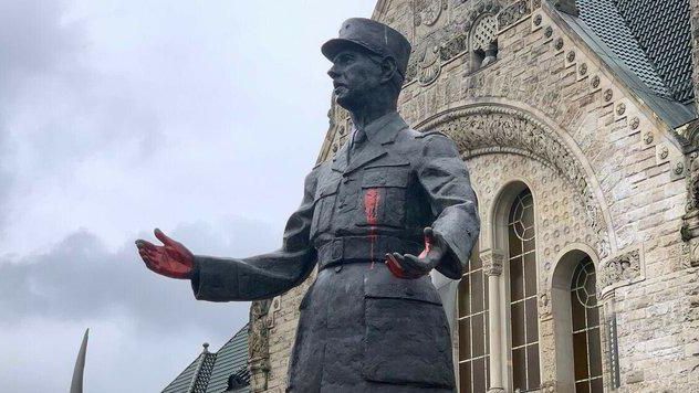 A Metz: La statue du général de Gaulle devant la gare vandalisée - L ...