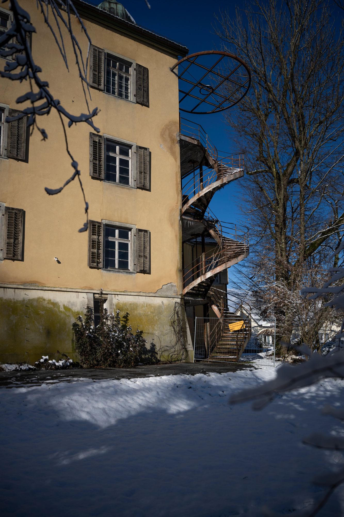 Schloss Luxburg am Bodensee: Der schrille Zürcher und sein Atominstitut ...