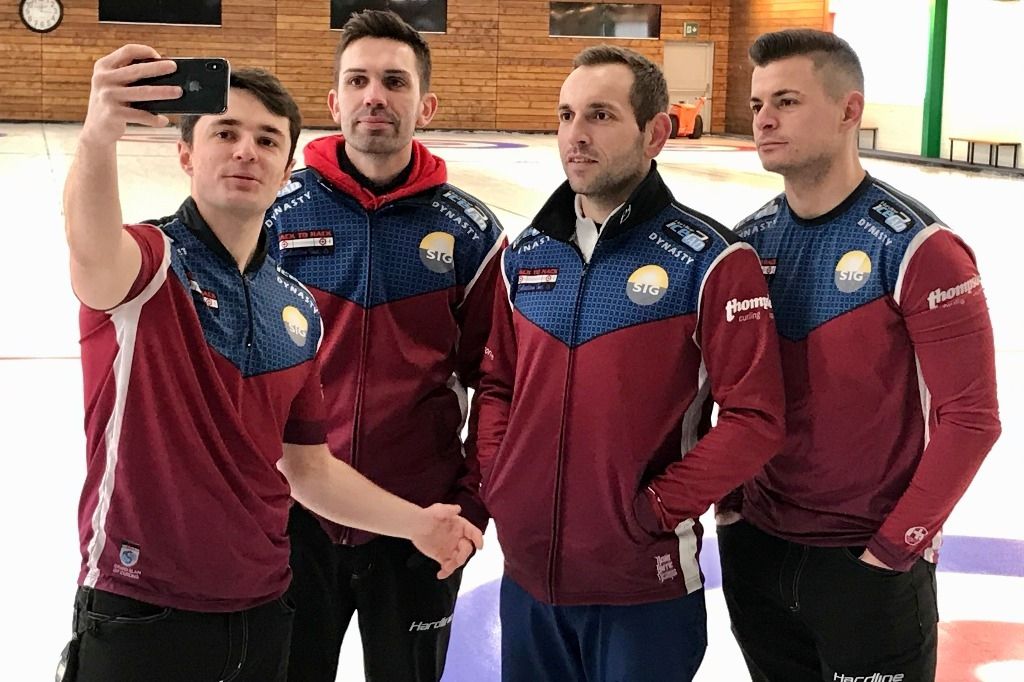 Le Team de Cruz a une pierre dans son jardin. Il affine sa forme pour ...