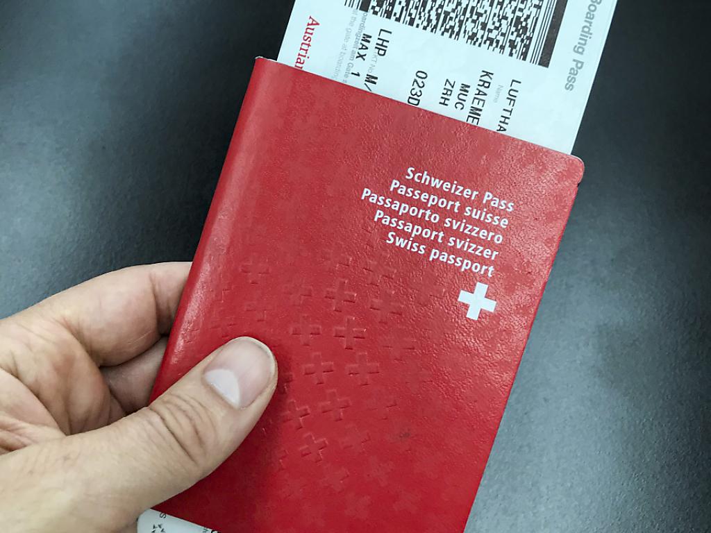 Ab 31. Oktober 2022: Schweizer Pass erhält ein neues Design | Berner ...