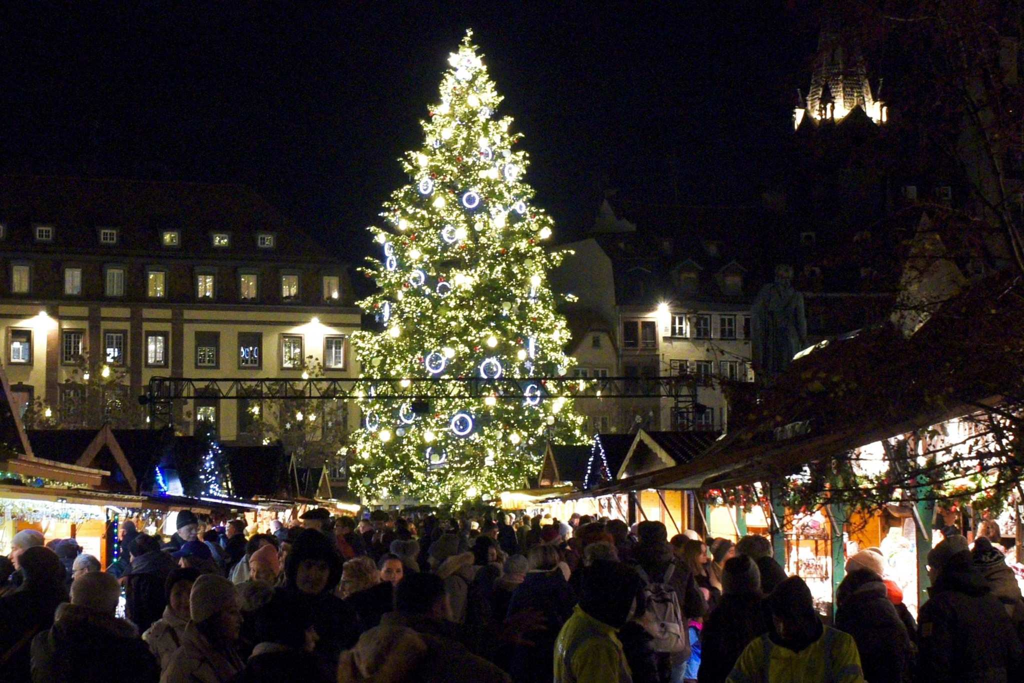 Strasbourg: le marché de Noël ouvre sous haute sécurité