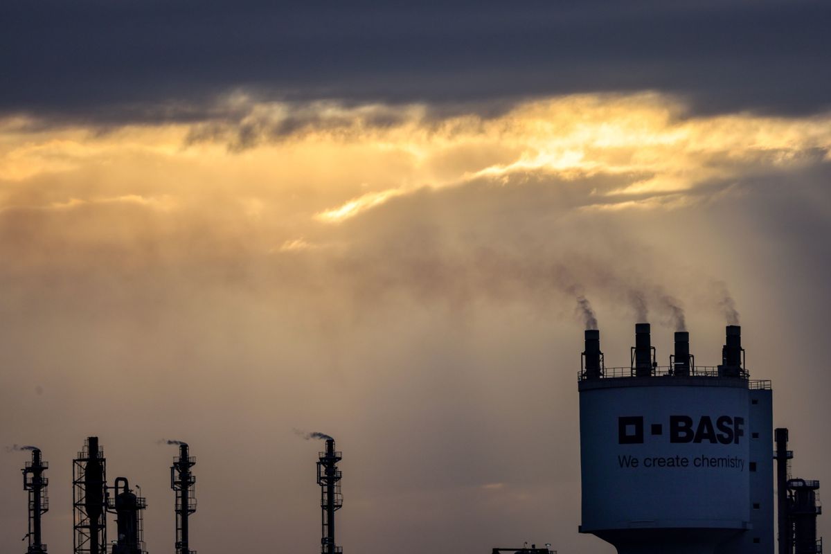 BASF-Aktie: Nachfragerückgang zwingt BASF zum Sparen | Finanz und ...