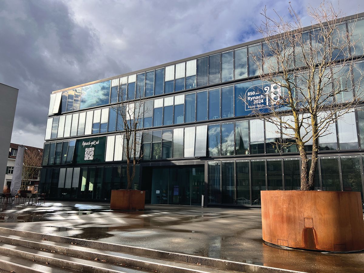 Vor dem Reinacher Gemeindehaus: Diese Bäume stehen in «Töpfen» mit 540 ...