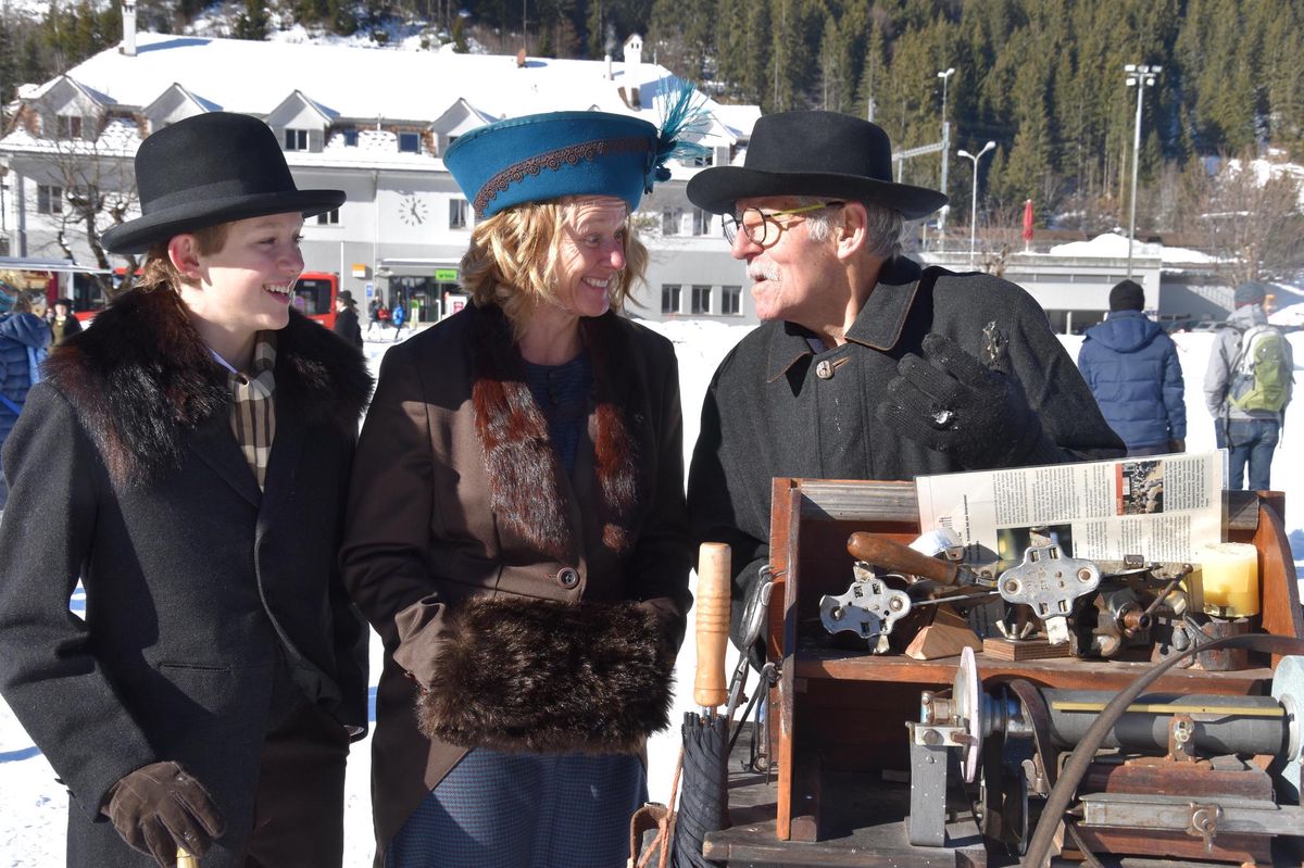 Die Zeit zurückversetzt - Mit Gästen lebt ein Dorf die Belle Époque ...