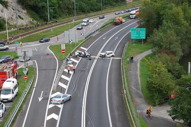 Auto gerät auf A 8 auf Gegenfahrbahn – vier Verletzte | Tages-Anzeiger