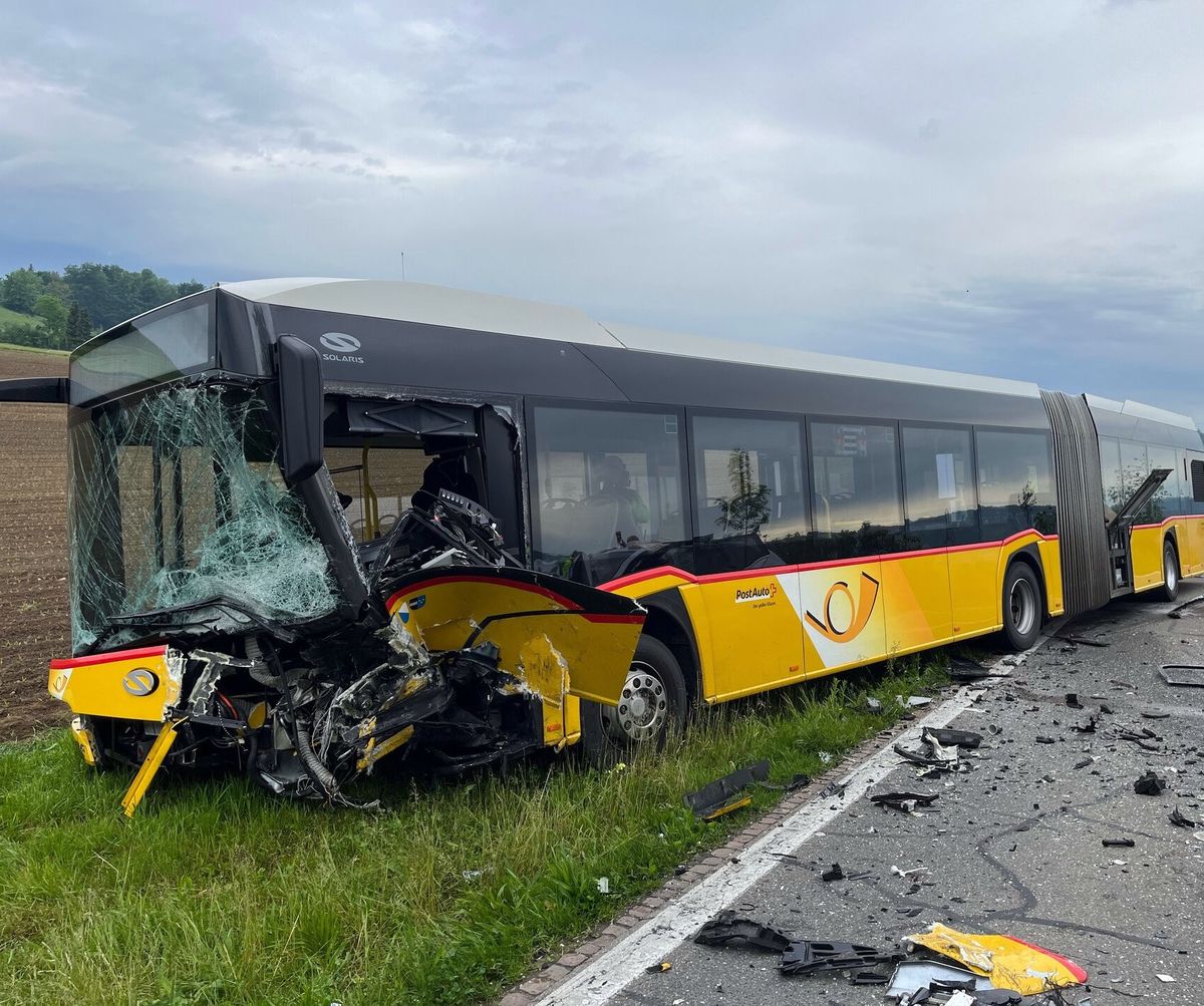 Neun Verletzte nach Kollision von Auto mit Linienbus in Aristau AG | Tages-Anzeiger