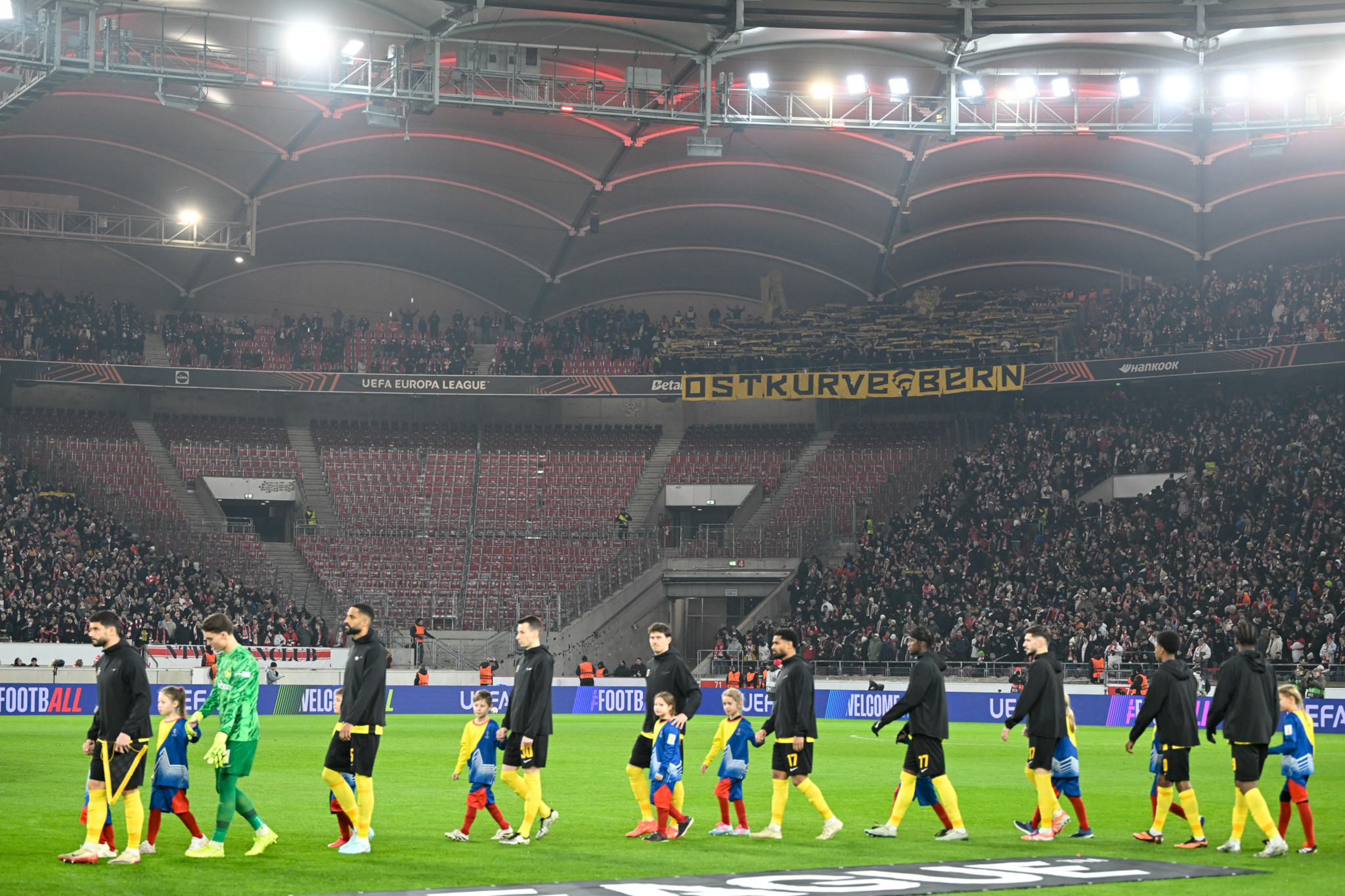YB: Fans umgehen Uefa-Sperre, Protestbanner in Stuttgart