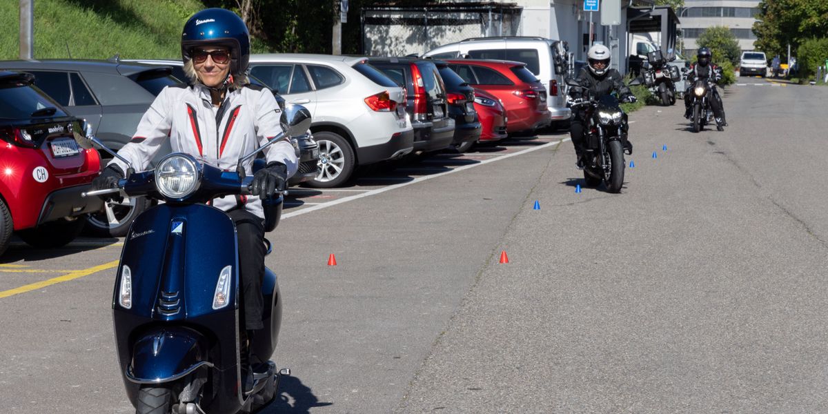 Vespafahren lernen: Bis zur fast perfekten Kurve mit dem Motorrad rinnt ...