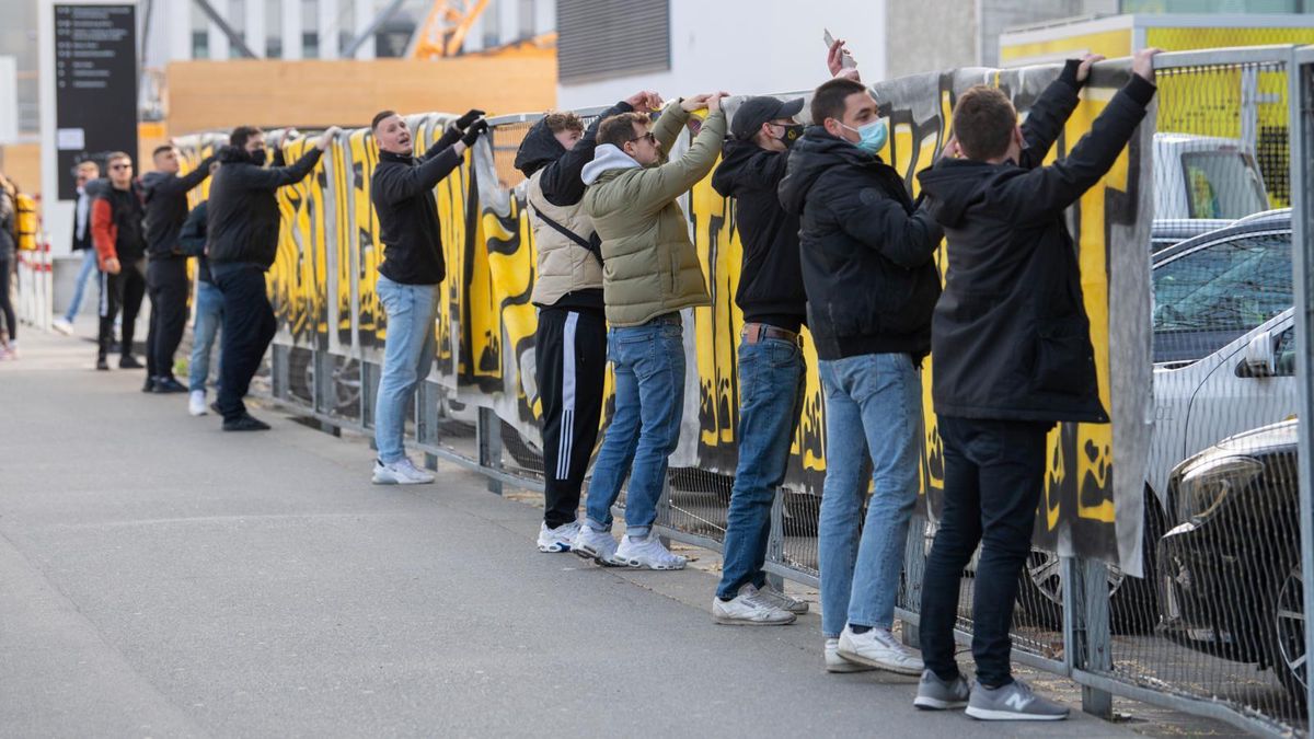 Wie die YB-Fans feiern - «Hopp YB»-Rufe auf dem Parkplatz | Der Bund