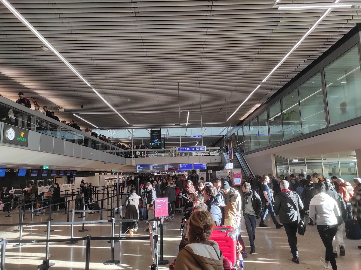 Alerte de sécurité: L’aéroport de Genève évacué après une incursion en ...