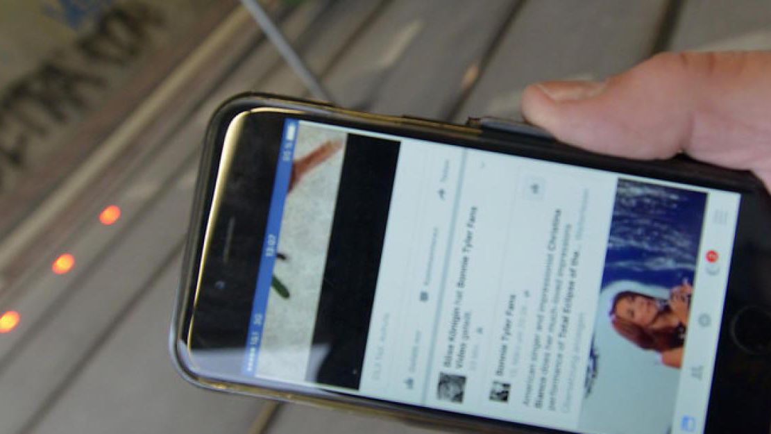 Abgelenkte Fußgänger – Boden-Ampeln für Handy-Glotzer - L'essentiel