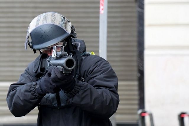 France – Le LBD, arme controversée du maintien de l'ordre | Tribune de ...