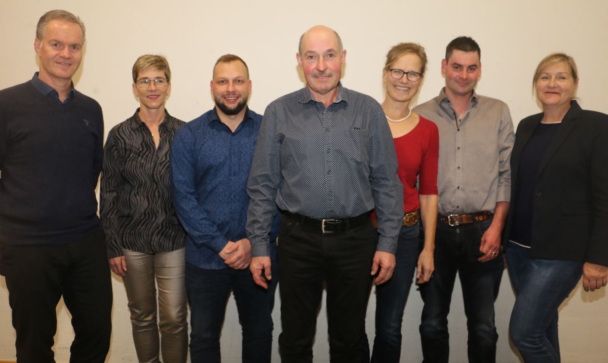 Erste gemeinsame Gemeindeversammlung: Hanspeter Iseli steht ...