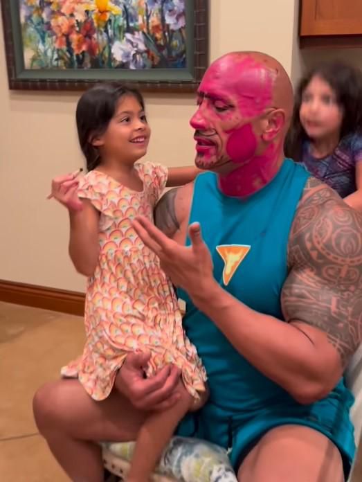 États-Unis: Dwayne Johnson s’est laissé maquiller par ses filles - L'essentiel