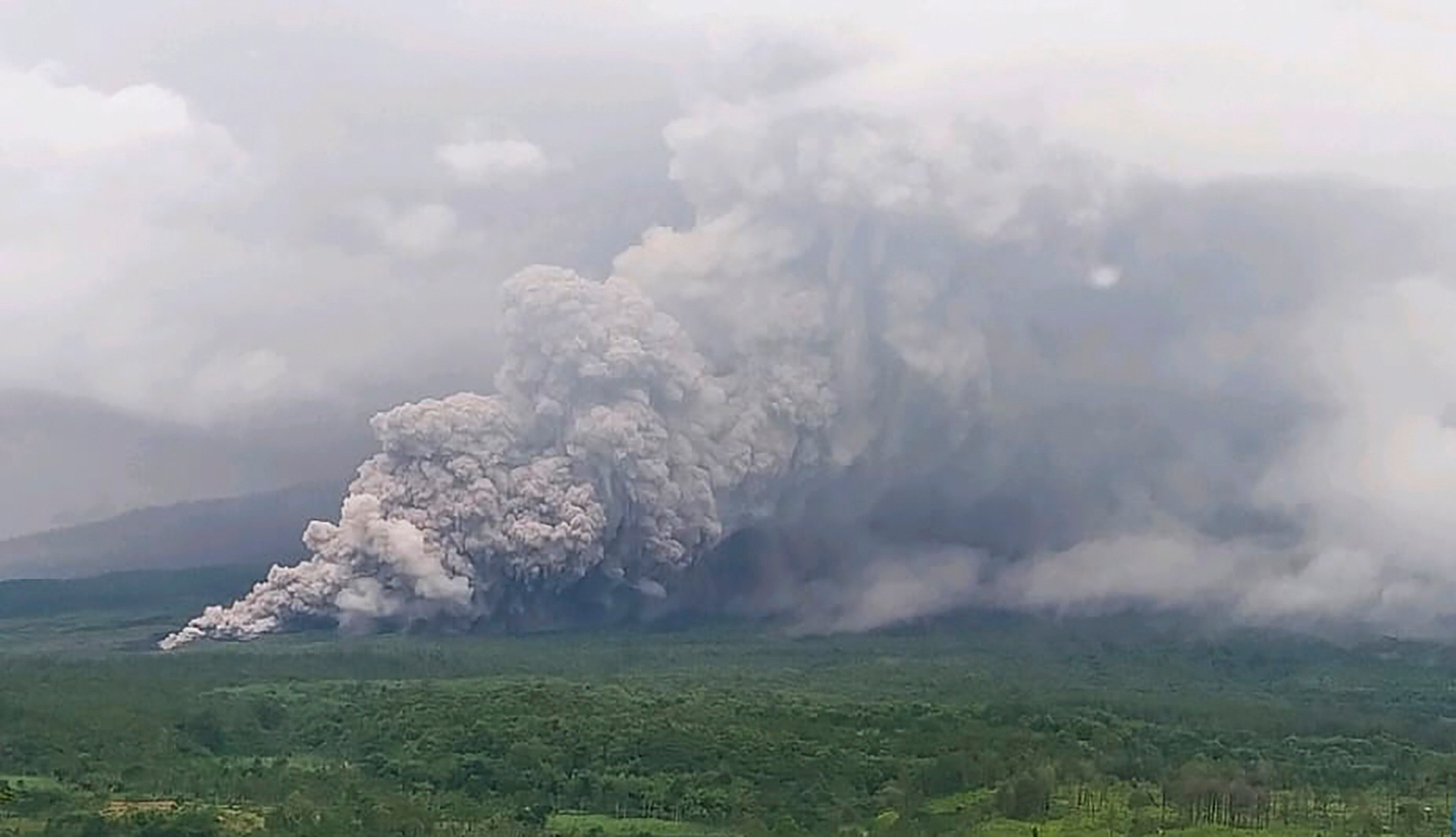 Vulkan Semeru in Indonesien: 2000 Meter hohe Aschesäule