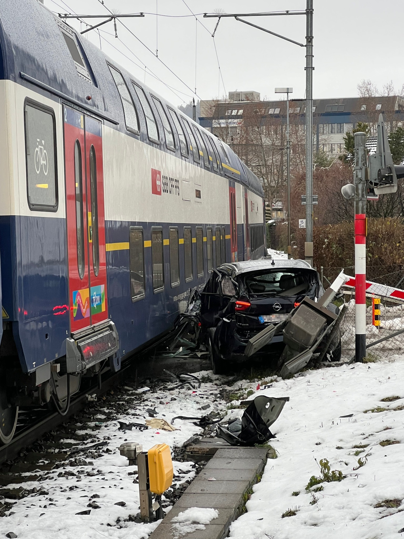 Zürich Wetzikon: Zug kollidiert beim Bahnhof Kempten mit Auto | Tages-Anzeiger