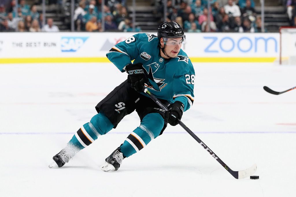 Timo Meier assomme Nico Hischier et les Devils | Tribune de Genève
