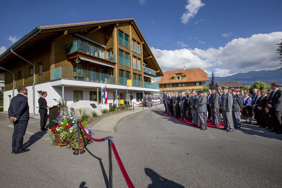 General Oesch wurde mit Gedenkstein geehrt | Berner Zeitung