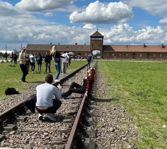 La pose Instagram de trop: Une photo indécente pousse Auschwitz à rappeler ses visiteurs à l ...