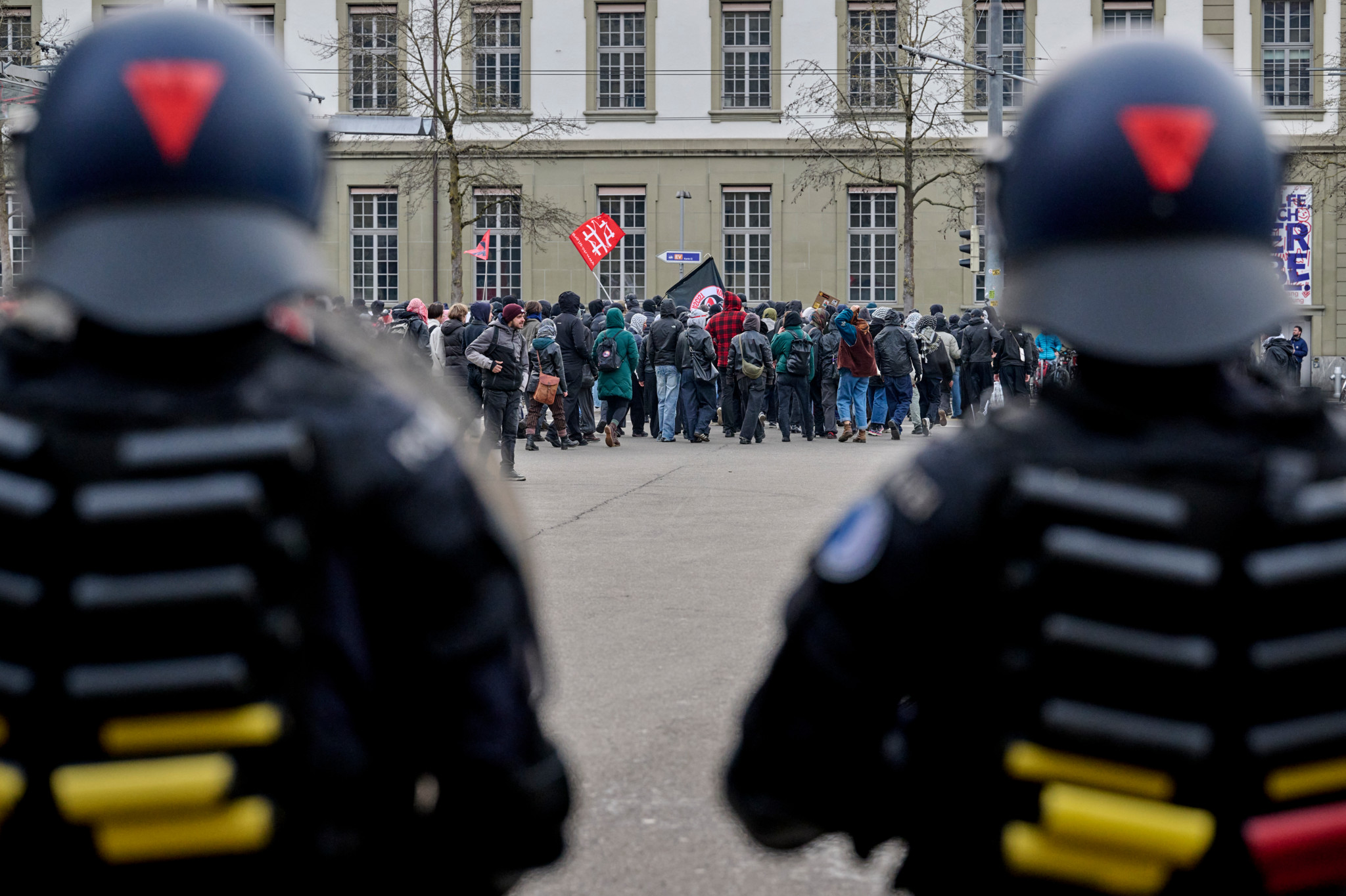 Anti WEF Demo Bern: Linksautonome protestieren in der Stadt